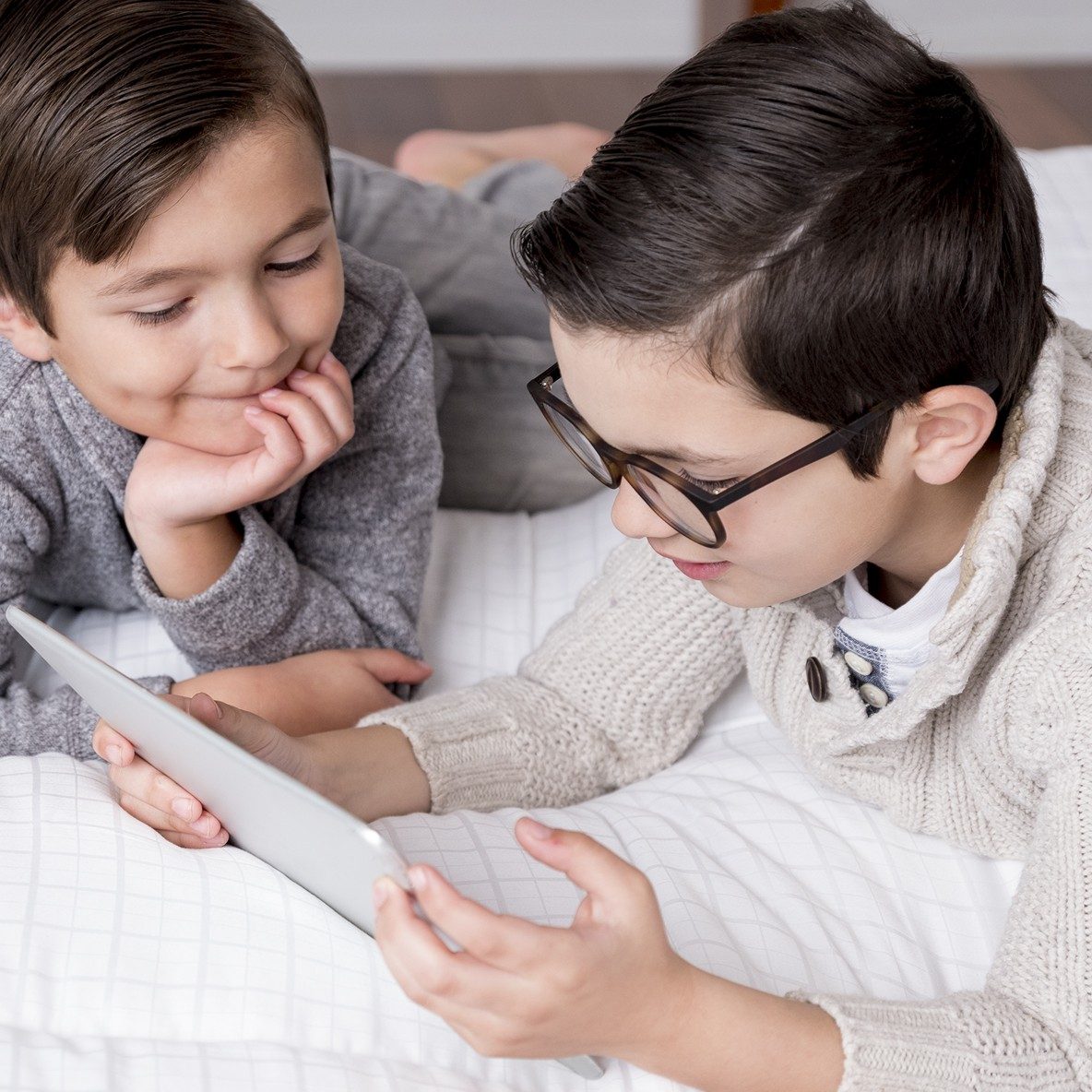 Corning Astra Glass | 氧化物薄膜電晶體 (TFT) 平板電腦、筆記型電腦和 8K 電視玻璃技術 | 康寧